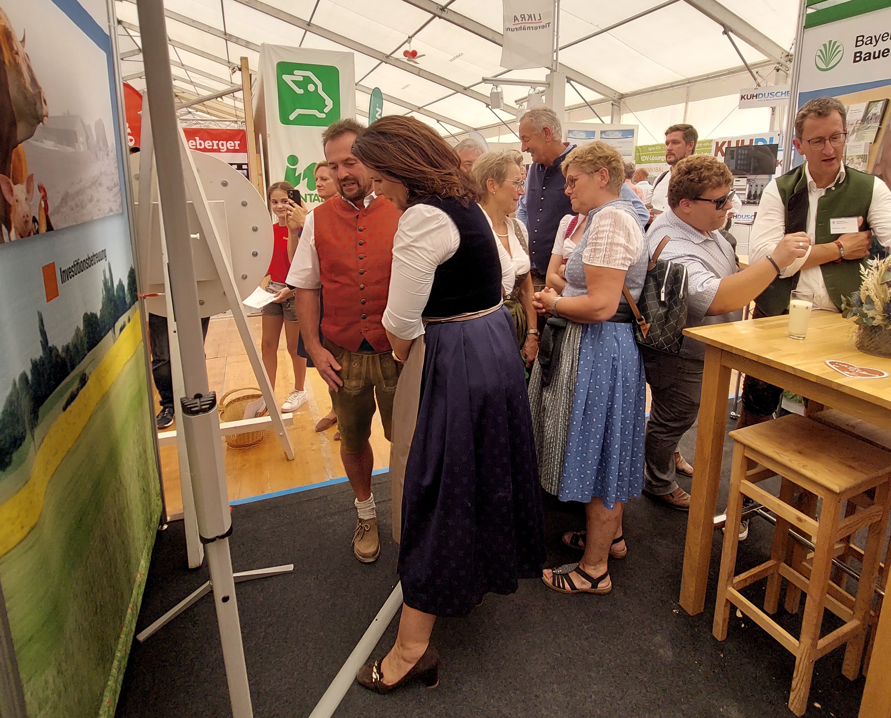 Namhafter Besuch am Karpfhamer BBV-Stand | Bayerischer Bauernverband