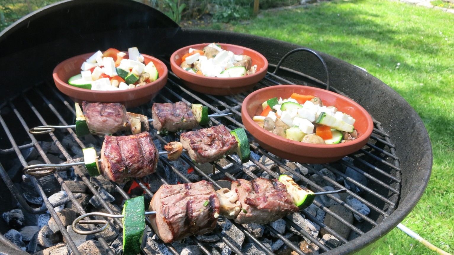 Rezept für Gegrillte Rehspieße mit überbackenem Grillgemüse und ...